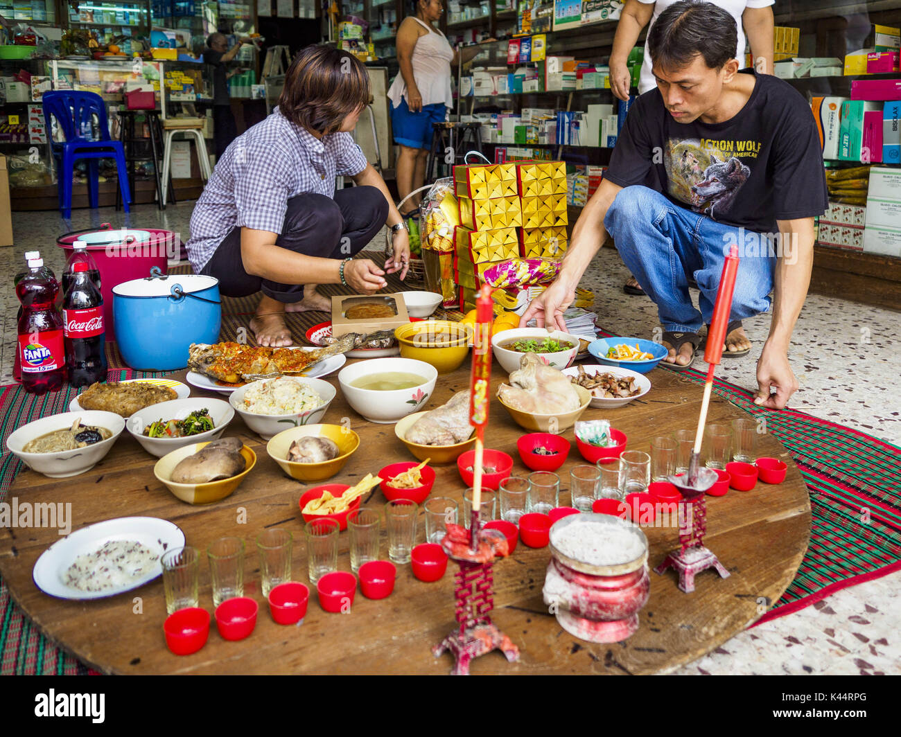 Bangkok, Thailand. 5th Sep, 2017. People set up their Hungry Ghost Day ...