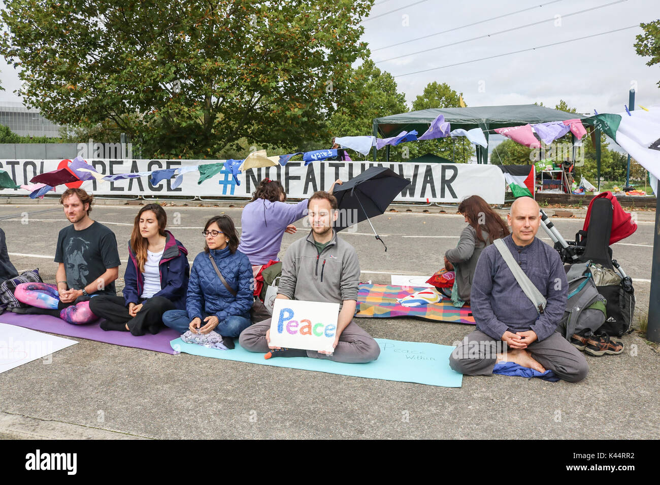 London, UK. 5th Sep, 2017. Peace campaigners frrom Quaker and ...