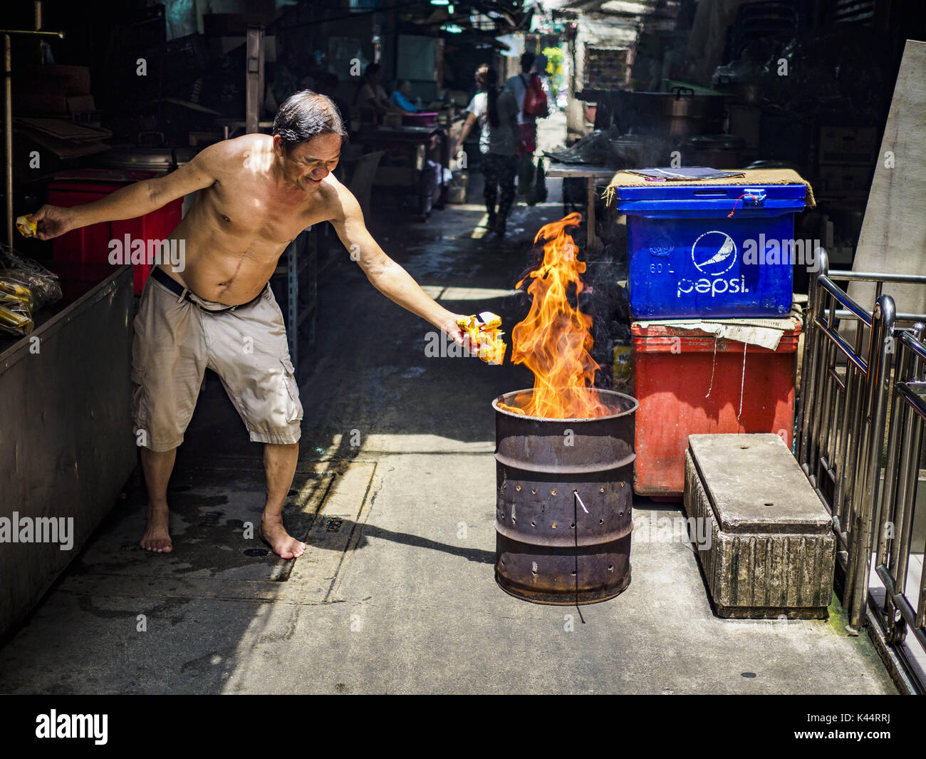Bangkok, Thailand. 5th Sep, 2017. A man in Bangkok's Chinatown burns ...