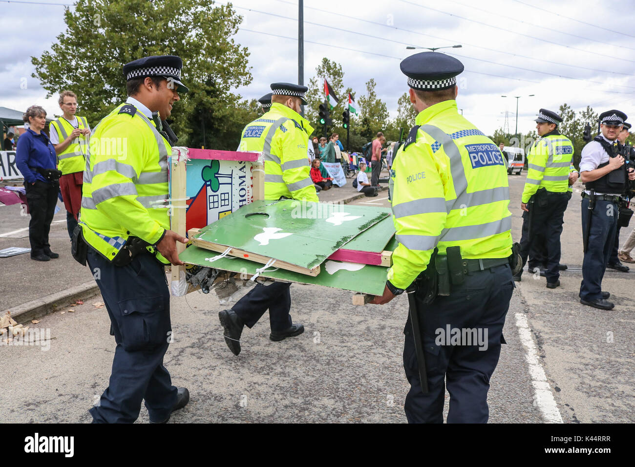 London, UK. 5th Sep, 2017. Peace campaigners from Quaker and interfaith ...