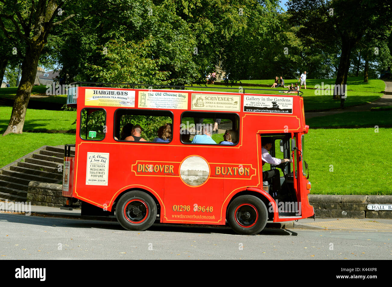 Buxton tour bus taking tourists around the tourist attractions Stock ...