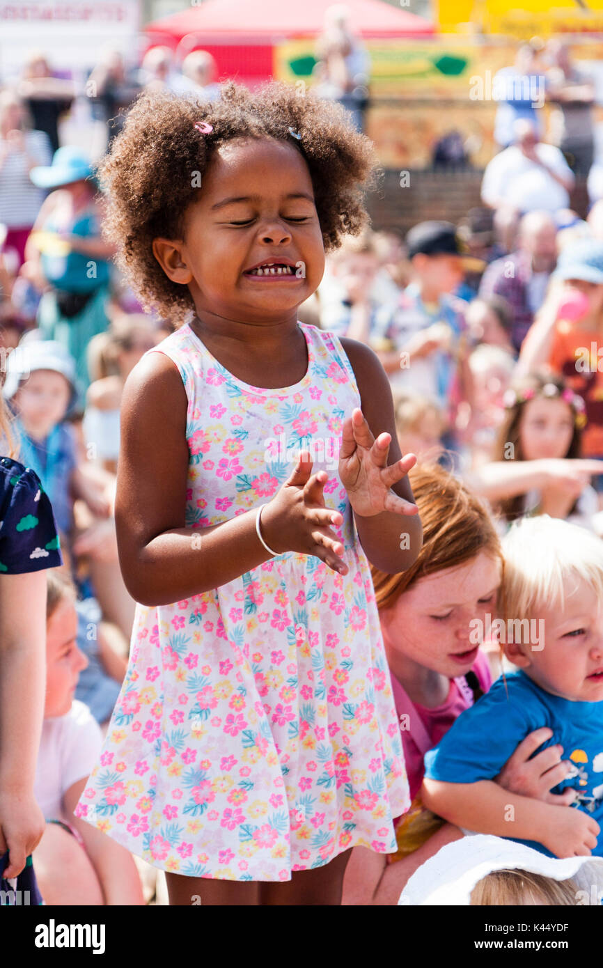 Audience clapping children hi-res stock photography and images - Alamy