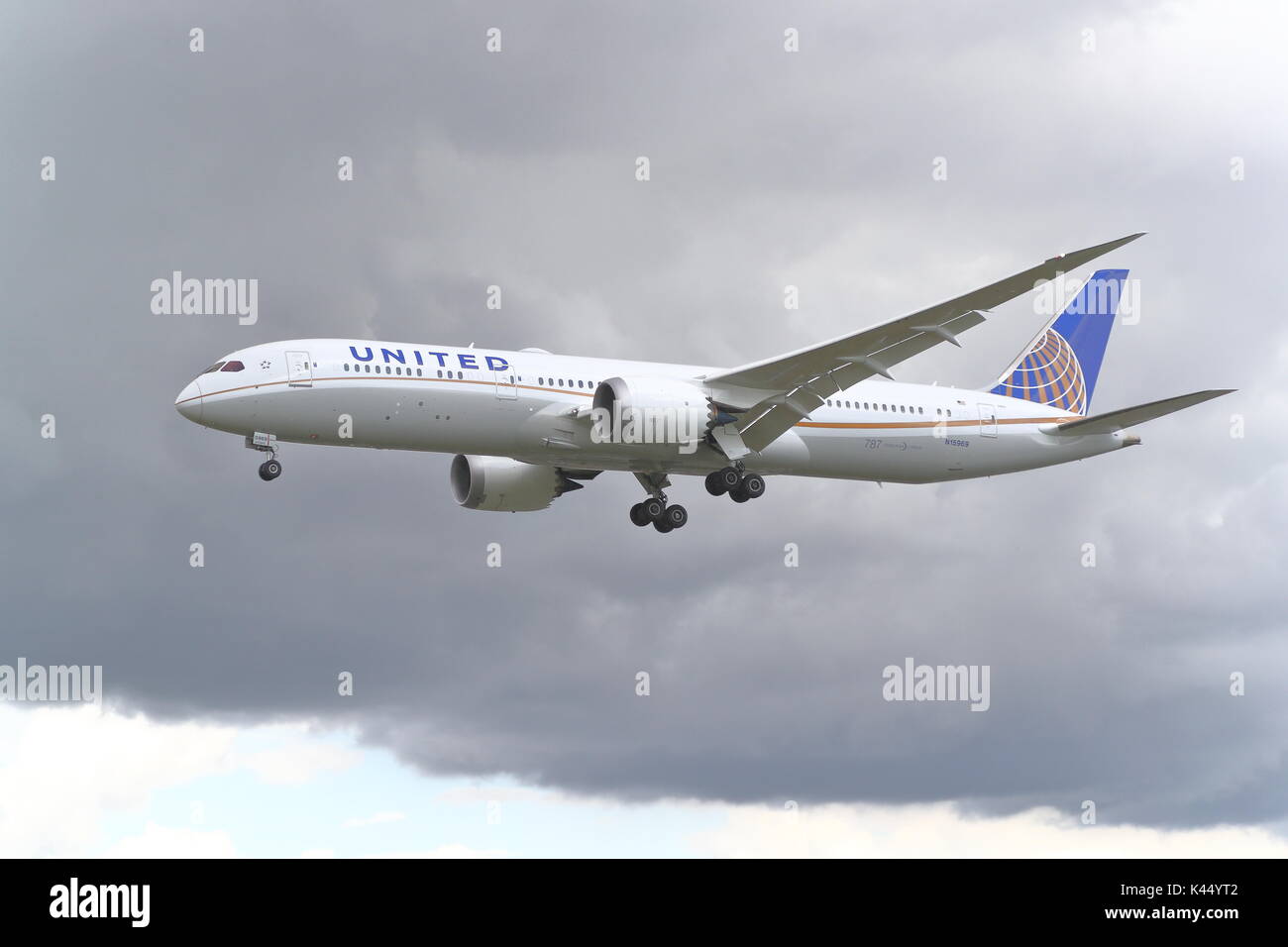 United Airlines Boeing 787-9 N15969 landing at London Heathrow Airport ...