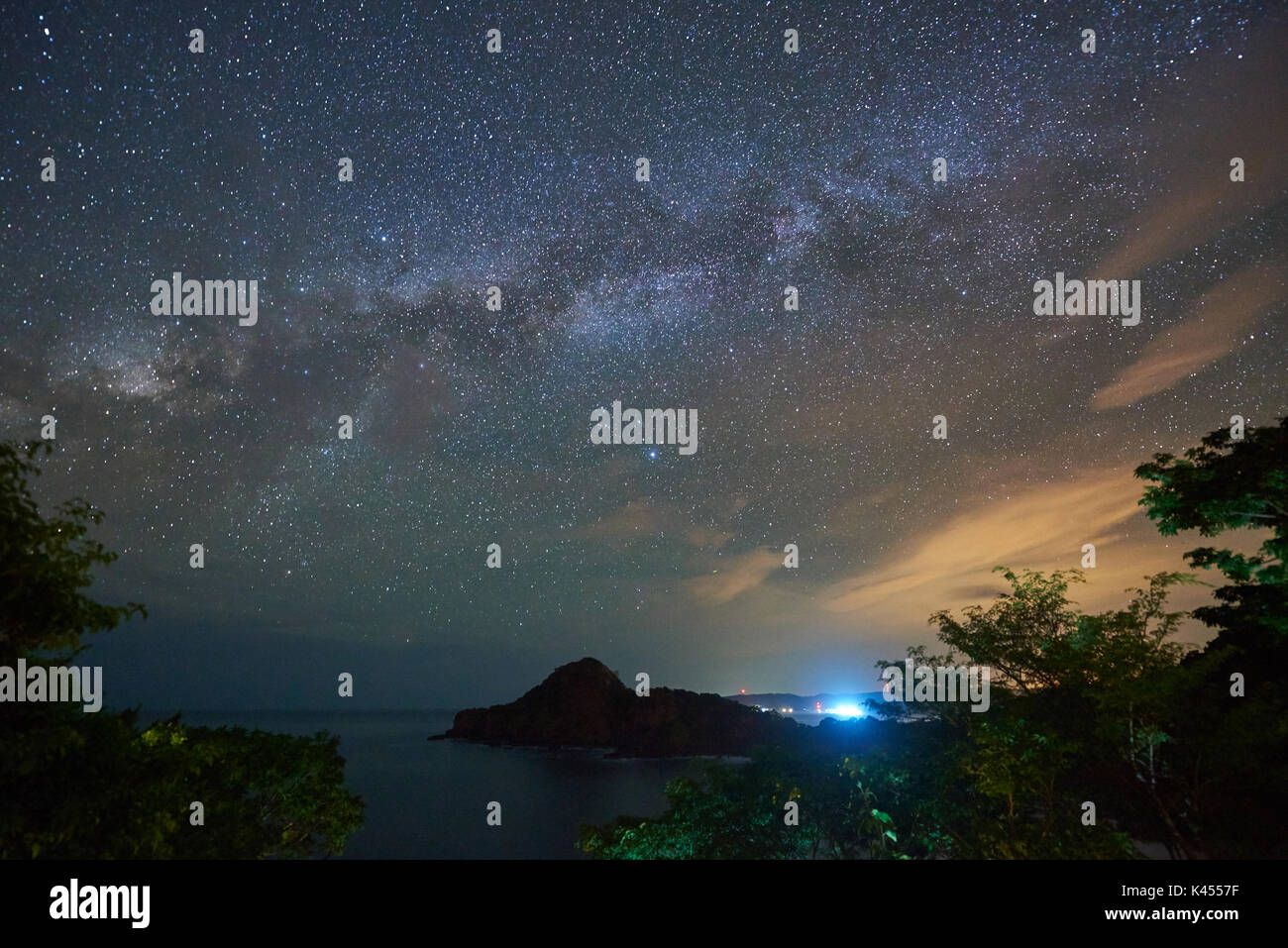 Milky way over ocean hi-res stock photography and images - Alamy