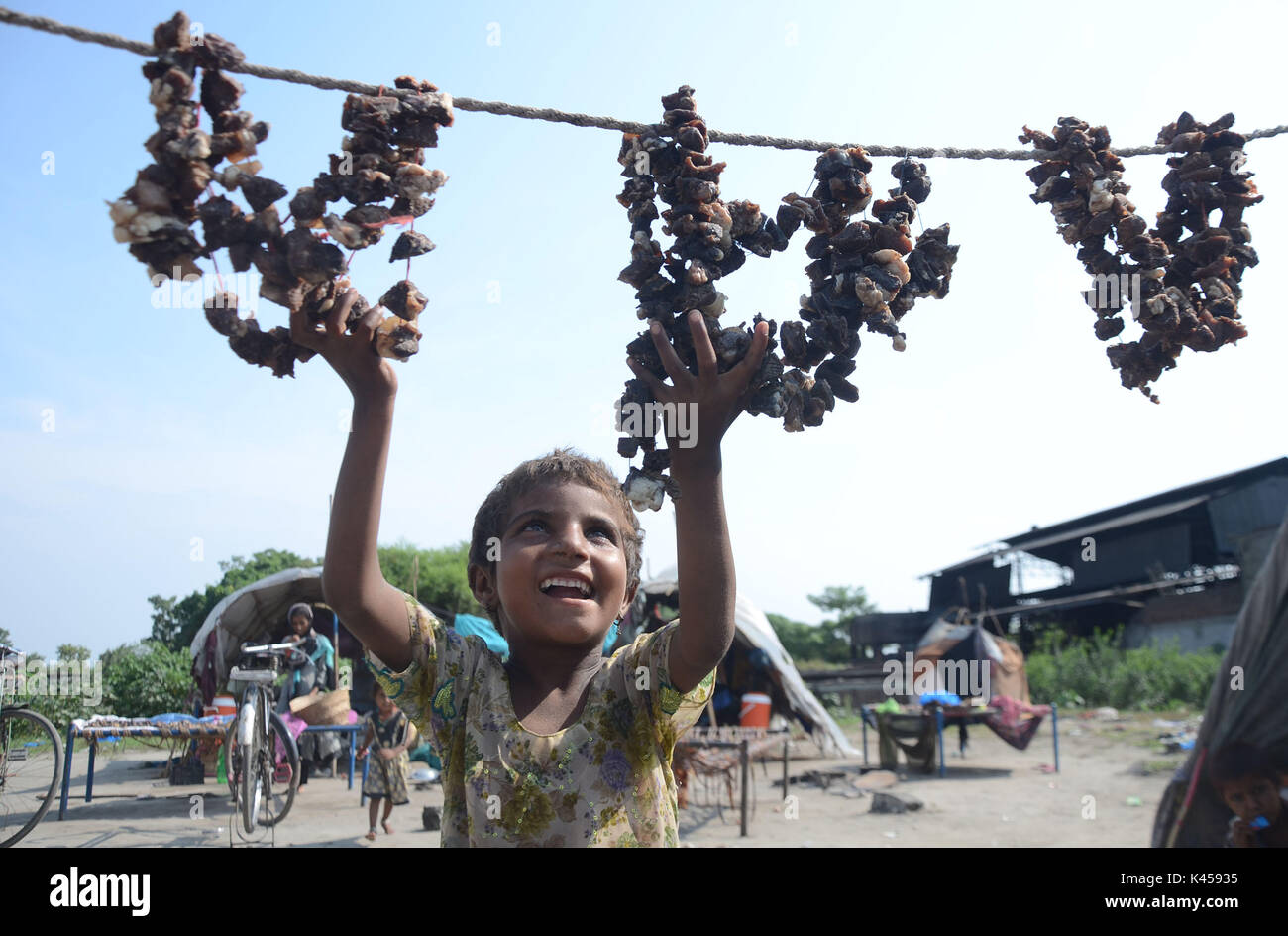 Lahore, Pakistan. 05th Sep, 2017. Gypsy family hang strips of salted ...