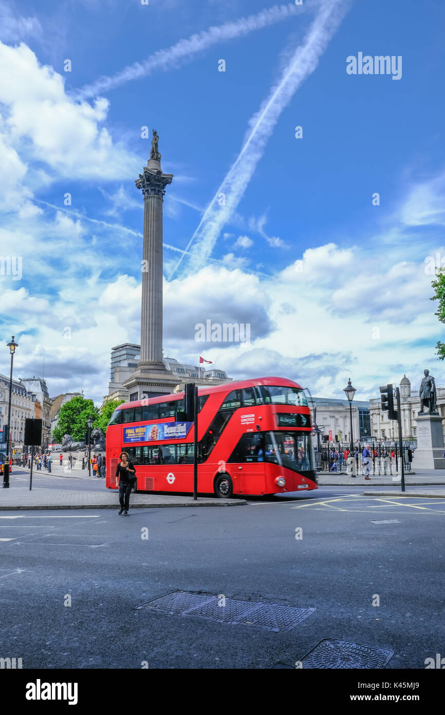 Trafalgar square nelson's column bus hi-res stock photography and ...