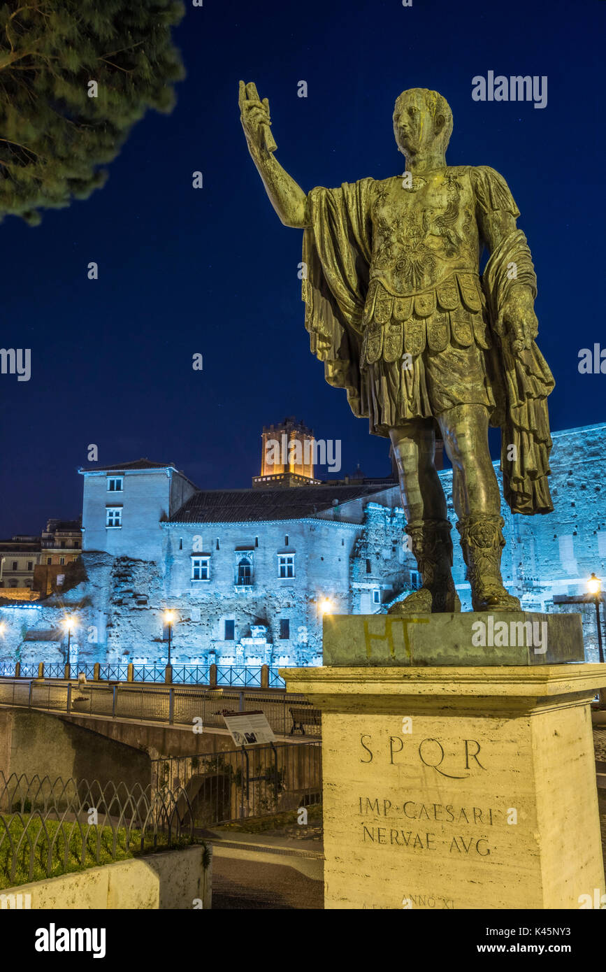 Italy the statue of emperor julius caesar at night hi-res stock ...