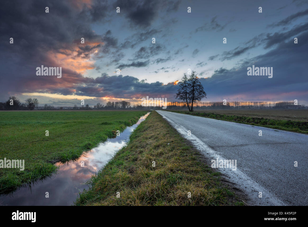 Lacchiarella, Lombardy, Italy. Sunset in the Po Valley Stock Photo - Alamy