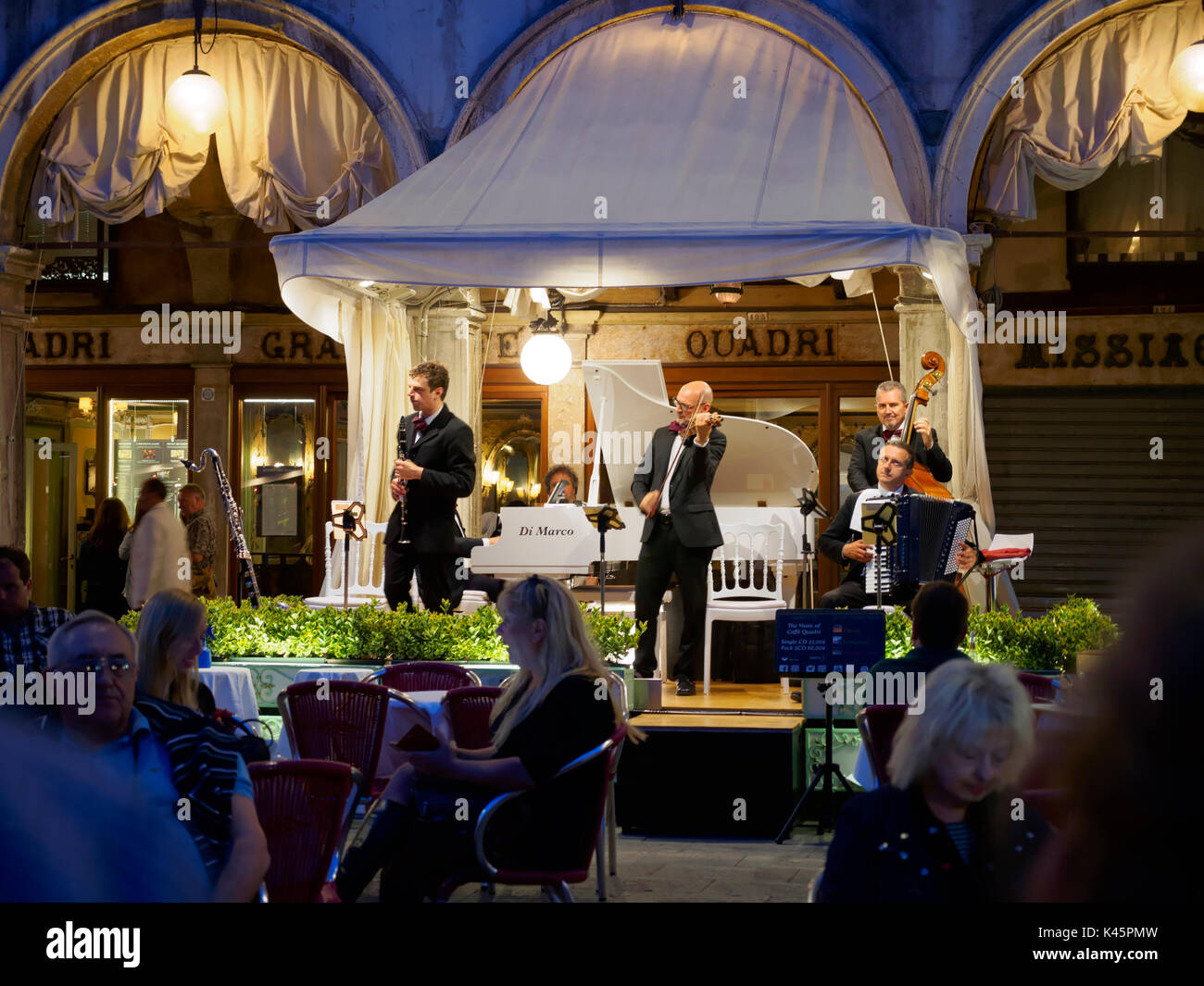Outdoor musicians hi-res stock photography and images - Alamy