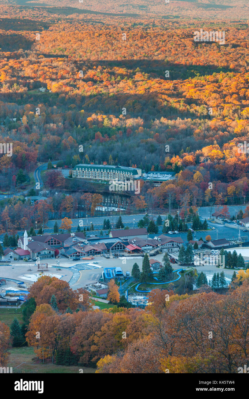 USA, Pennsylvania, Pocono Mountains, Tannersville, elevated view fo Big ...