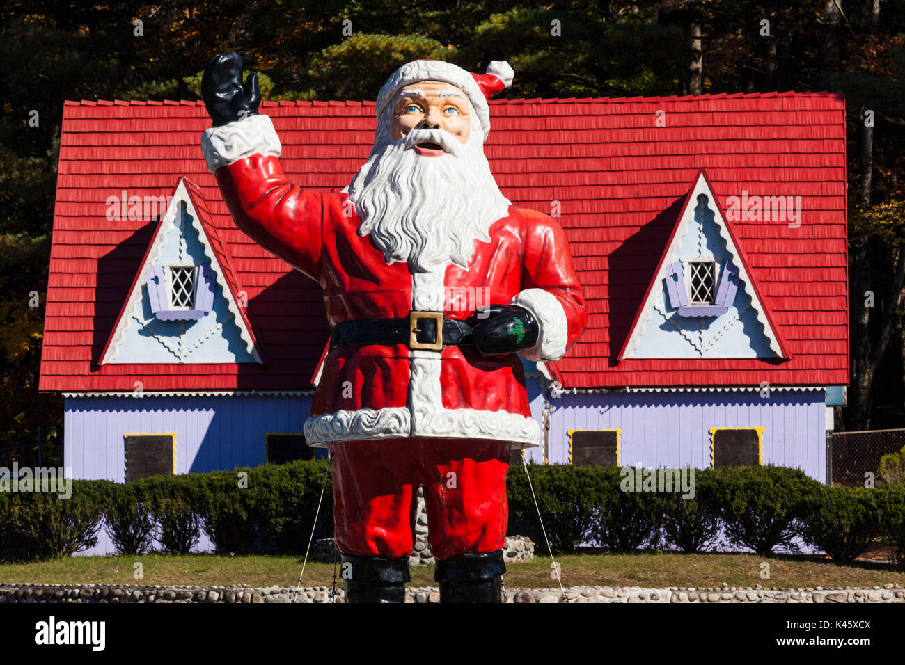 Large santa claus statue hi-res stock photography and images - Alamy