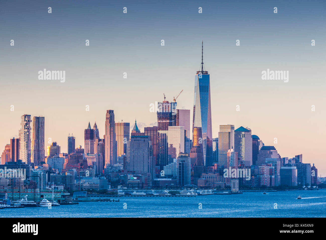 Skyline new york dawn hi-res stock photography and images - Alamy