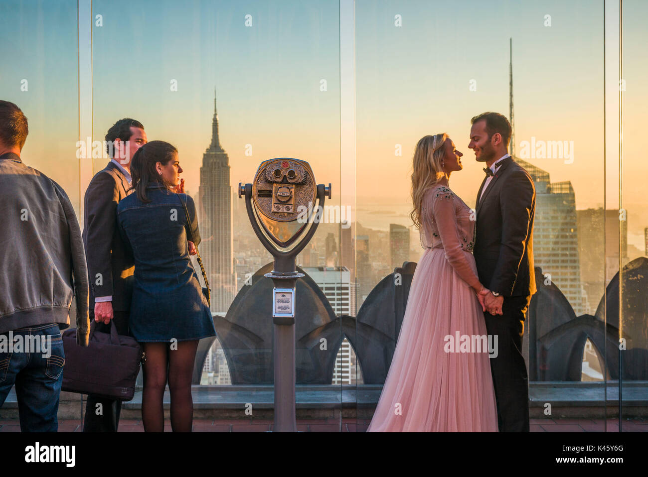 USA, New York, New York City, Mid-Town Manhattan, visitors to the Top ...