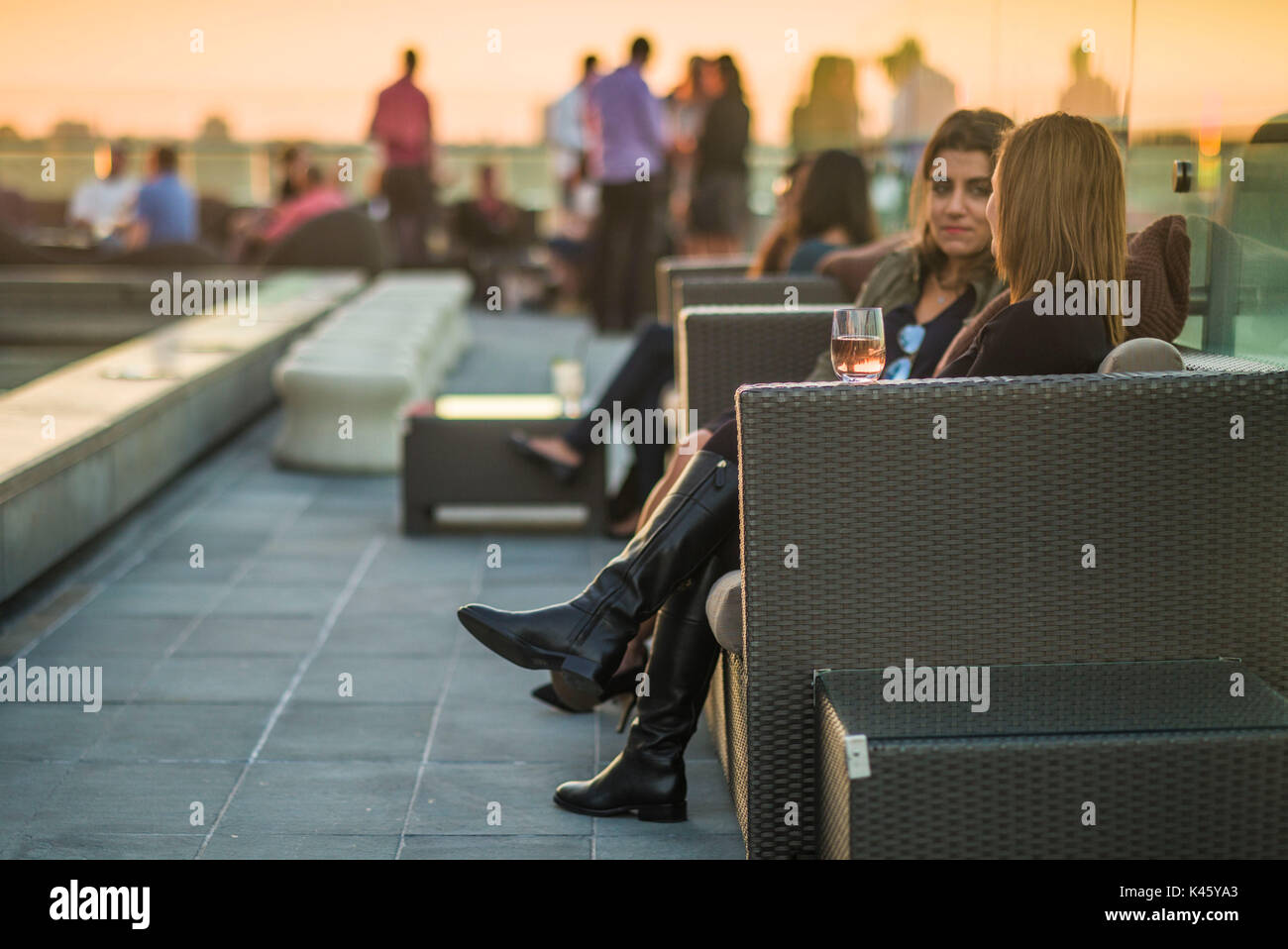 Rooftop bar new york hi-res stock photography and images - Alamy