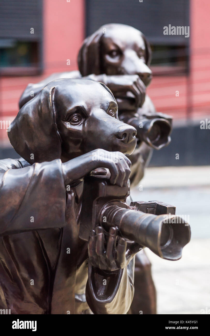 USA, New York, New York City, Brooklyn-Dumbo, Paparazzi Dogs sculpture ...