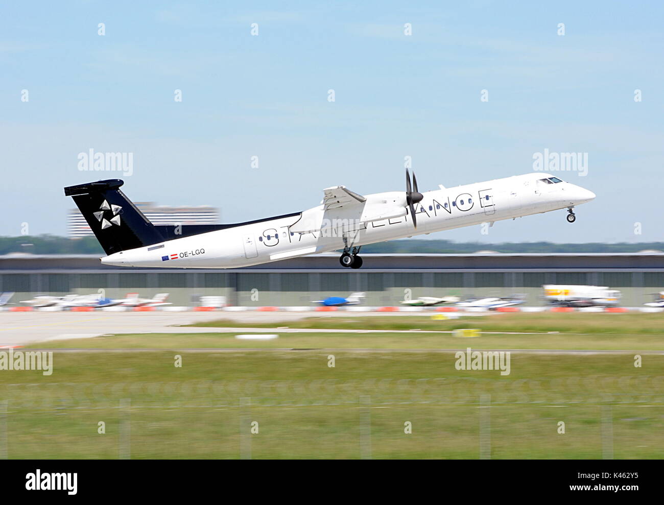 Star Alliance Aircraft Q400 Stock Photo - Alamy