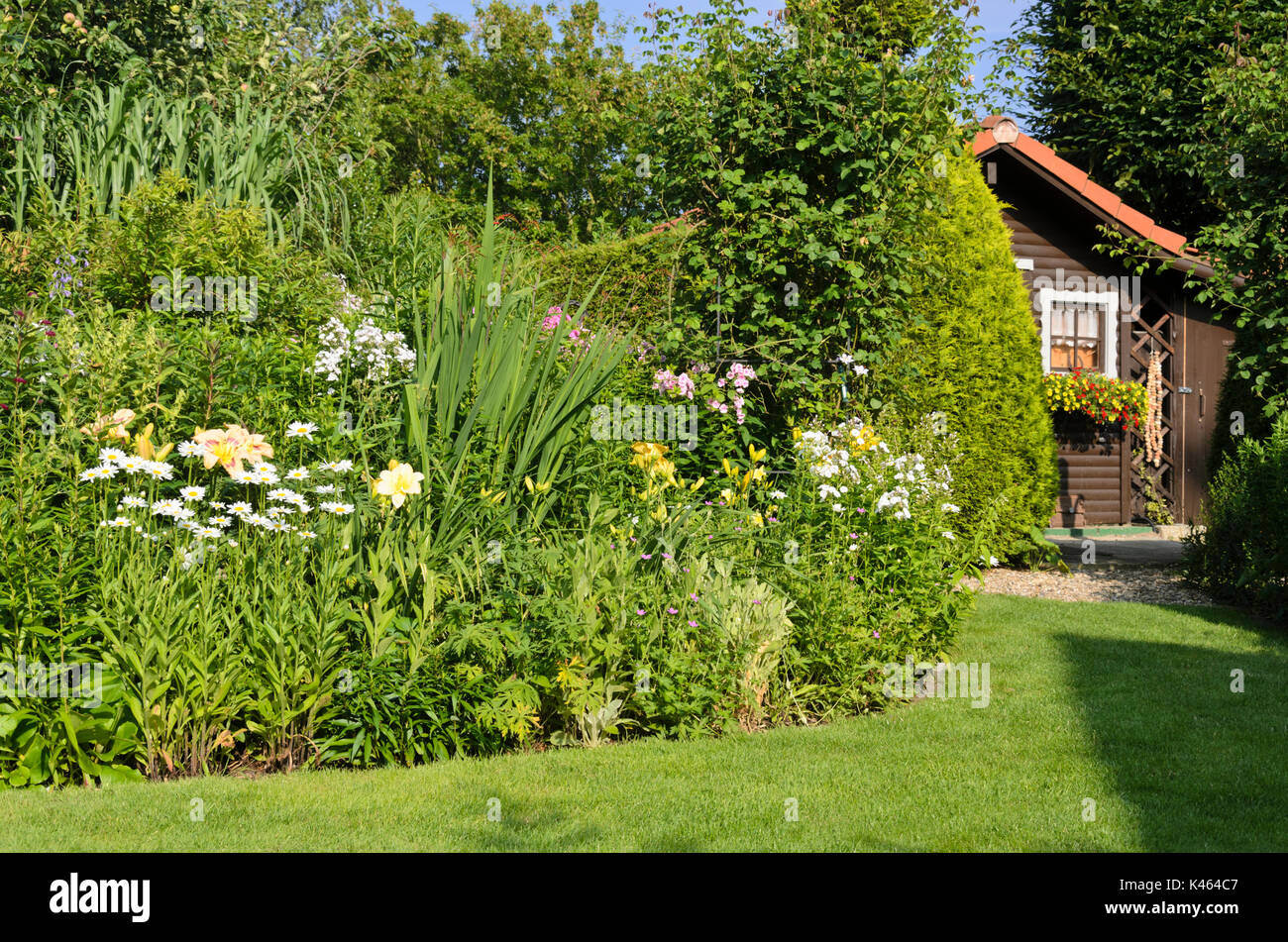 Perennial border with garden house. Design: Marianne and Detlef Lüdke ...