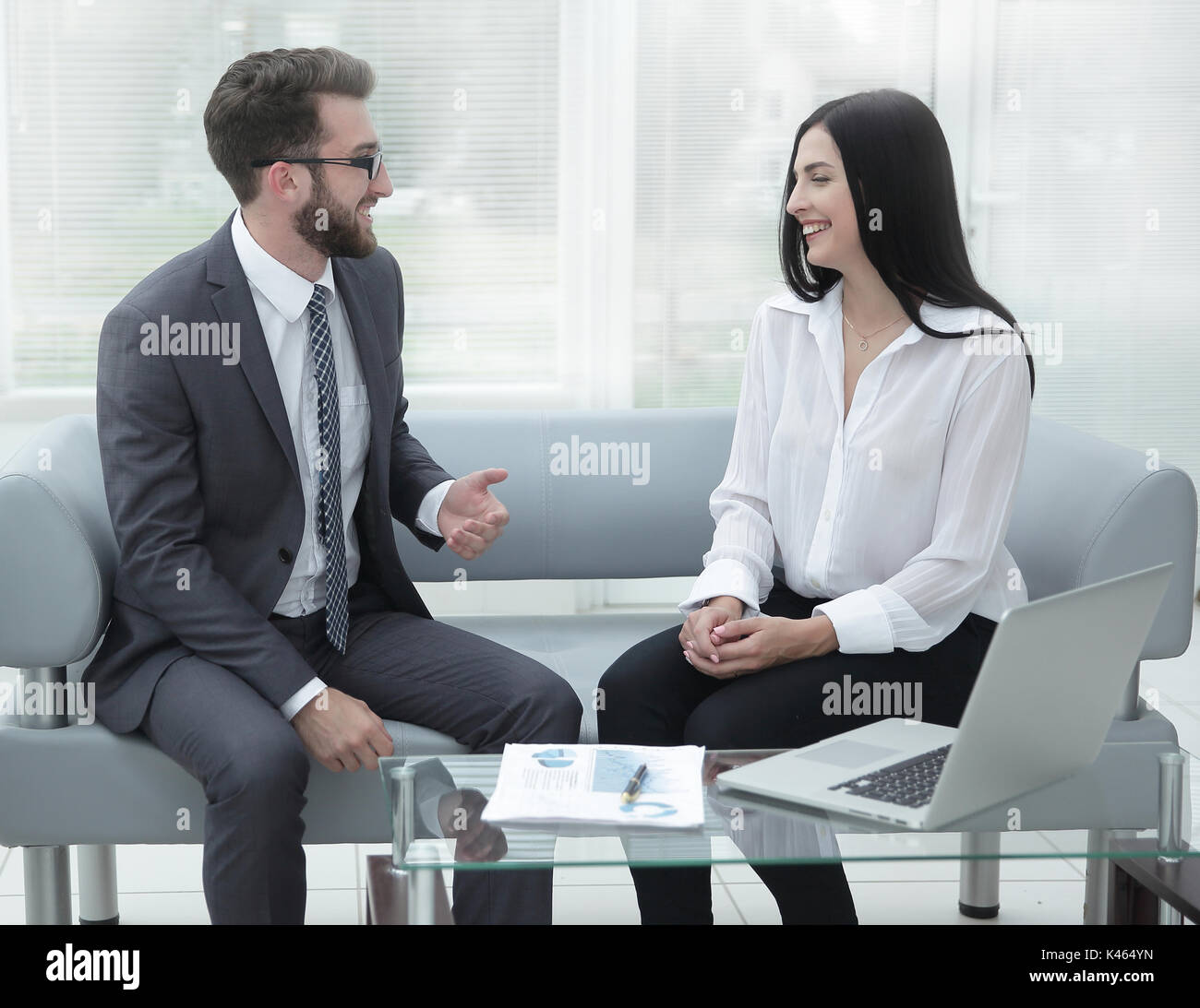Two people talking in office hi-res stock photography and images - Alamy