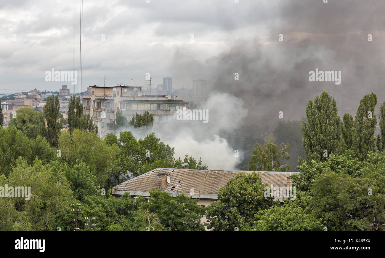 Explosion smoke city hi-res stock photography and images - Alamy