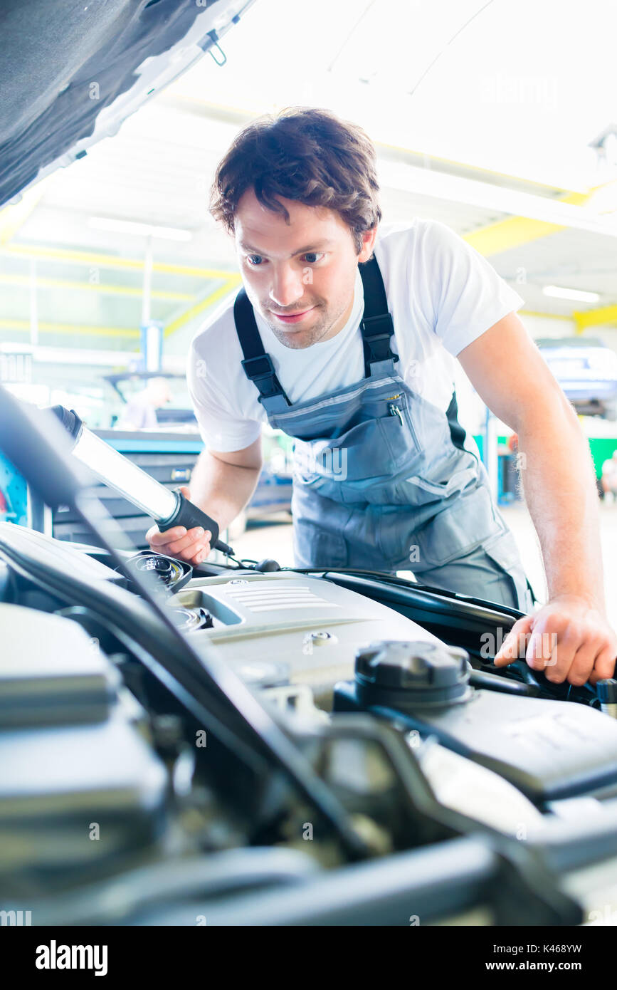 Handsome auto service mechanic man hi-res stock photography and images ...
