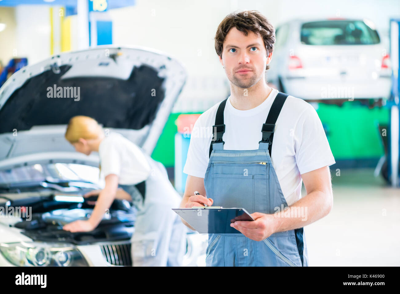 Team mechanic teamwork hi-res stock photography and images - Alamy