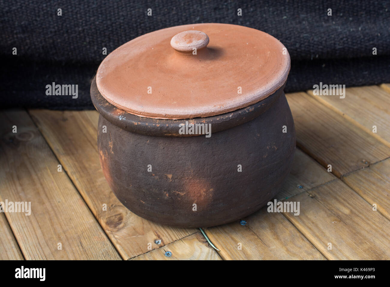 Traditional clay pottery for sale at the market Stock Photo - Alamy