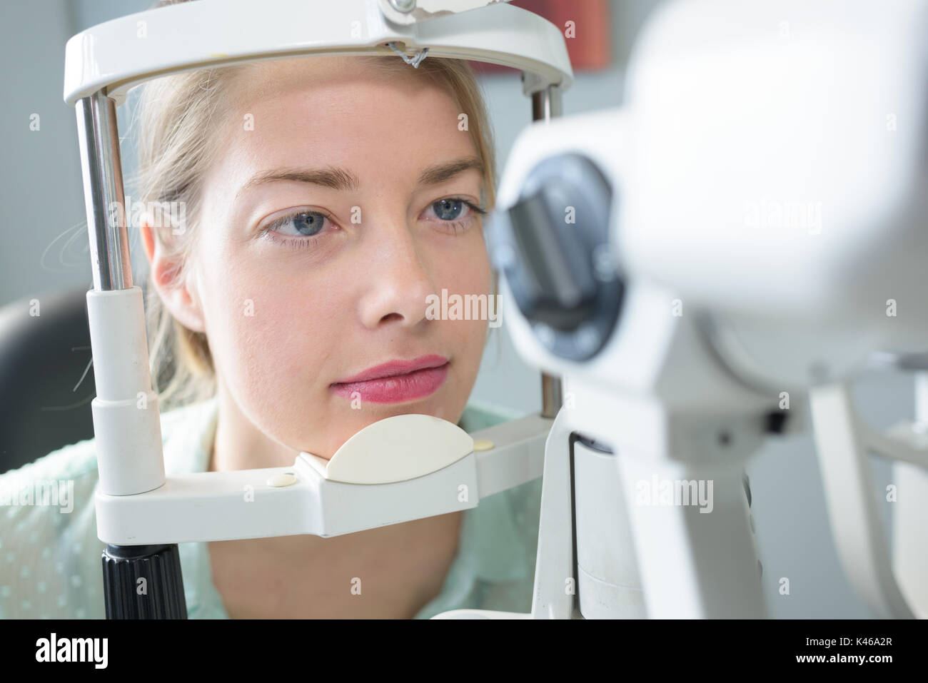 woman getting her eyes tested Stock Photo - Alamy woman getting her eyes tested Stock Photo - Alamy