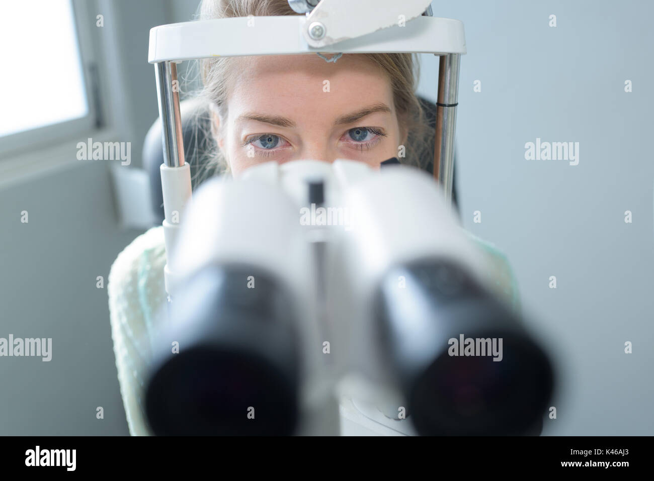 woman having eye test Stock Photo - Alamy
