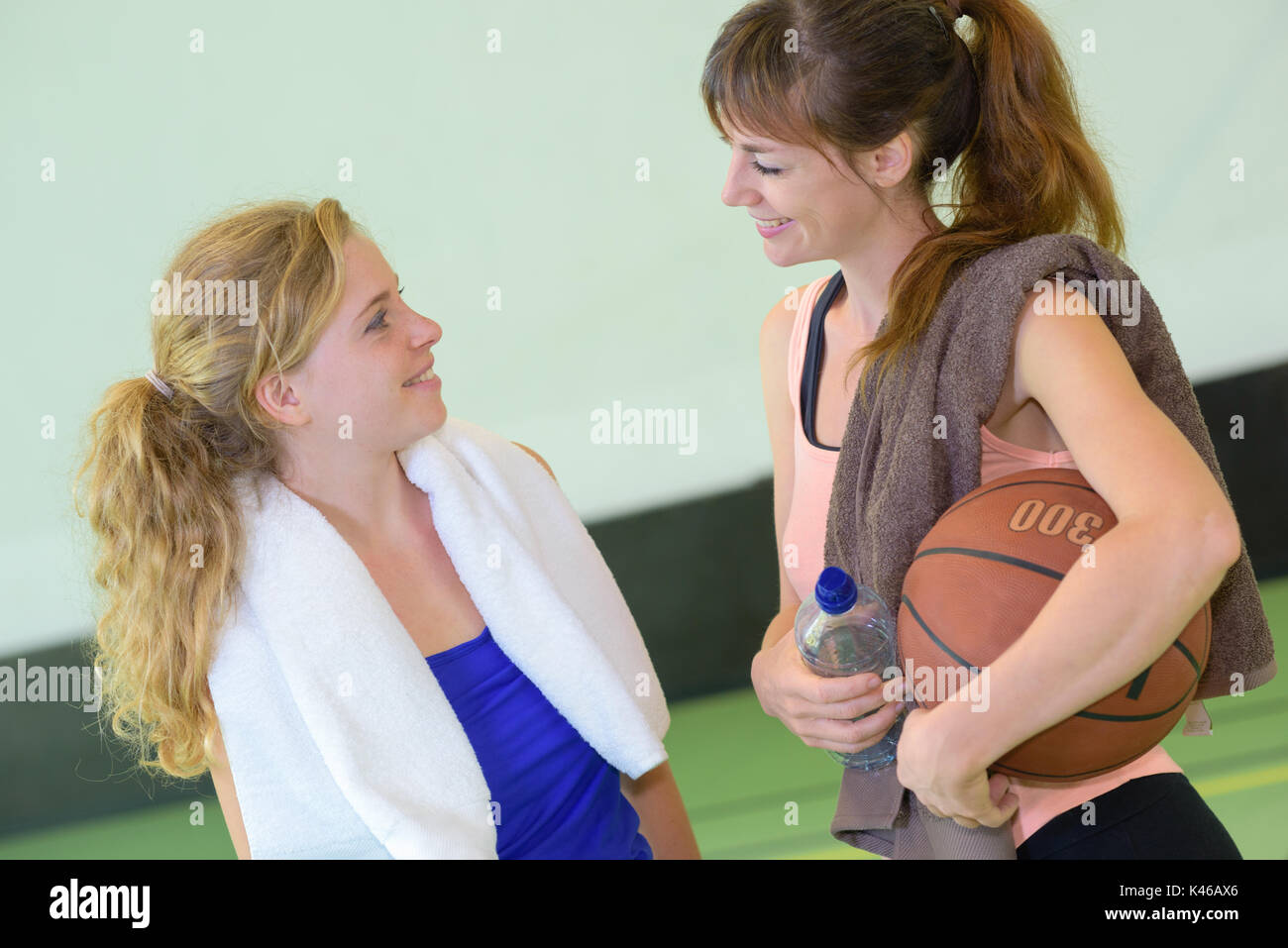 Girls playing basketball at school hi-res stock photography and images ...