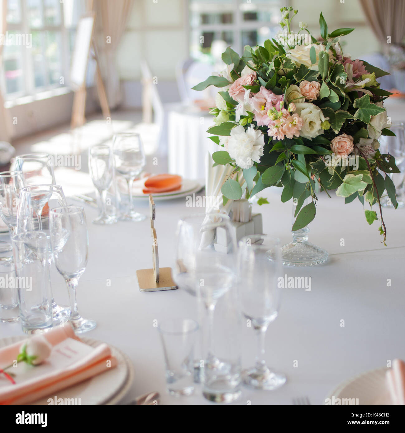 Wedding decor. Flowers in the restaurant, table setting Stock Photo - Alamy