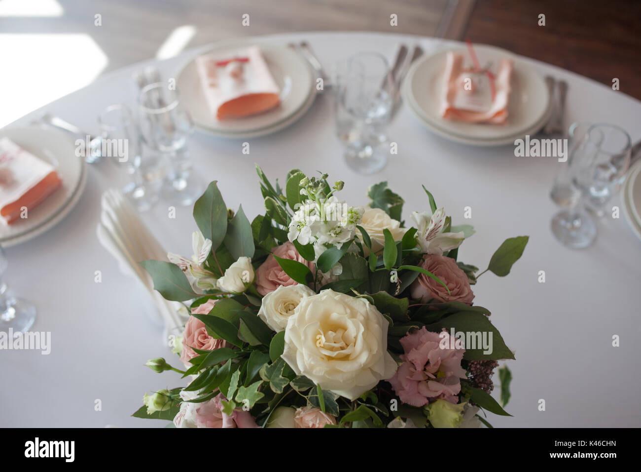 Wedding decor. Flowers in the restaurant, table setting Stock Photo - Alamy