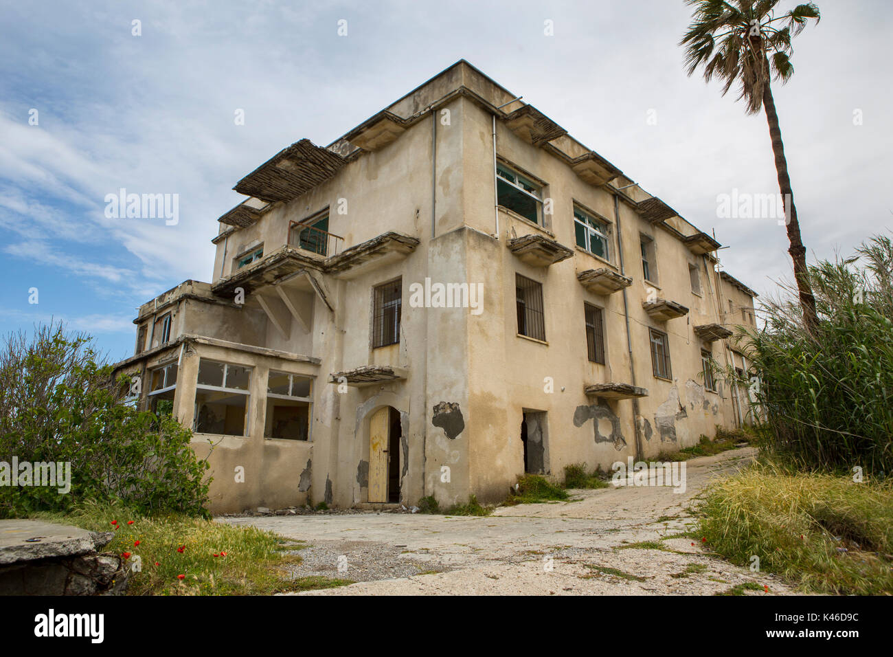 Derelict hotel hi-res stock photography and images - Alamy