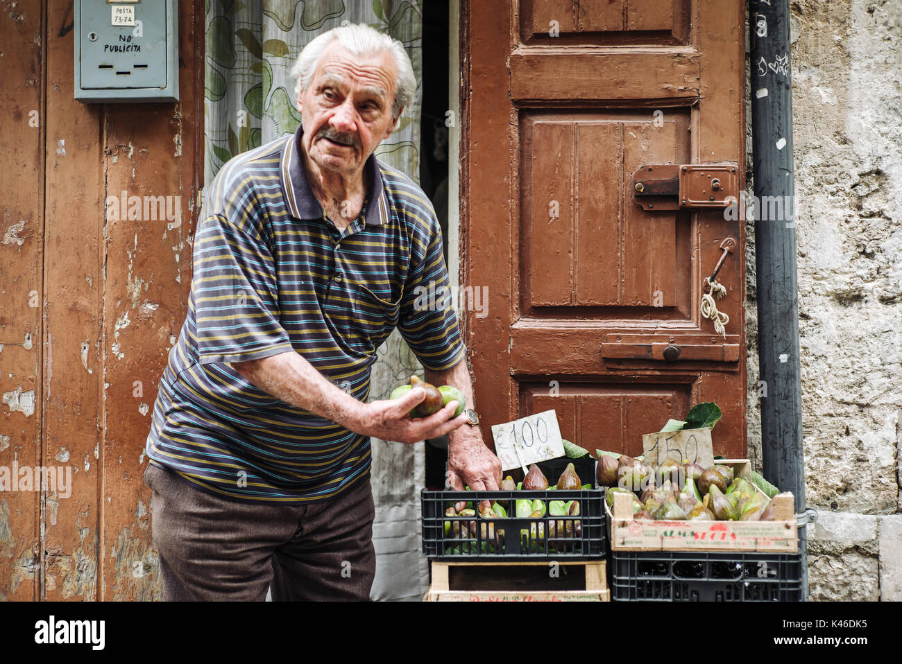 Genuine farmer selling fresh raw figs in Mola di Bari, Puglia Stock ...