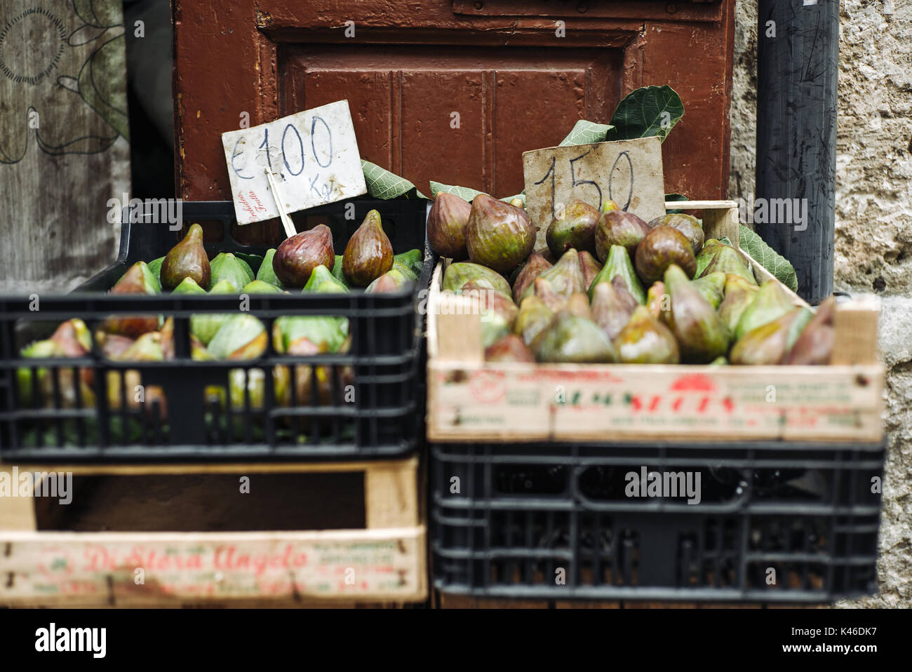 Genuine farmer selling fresh raw figs in Mola di Bari, Puglia Stock ...