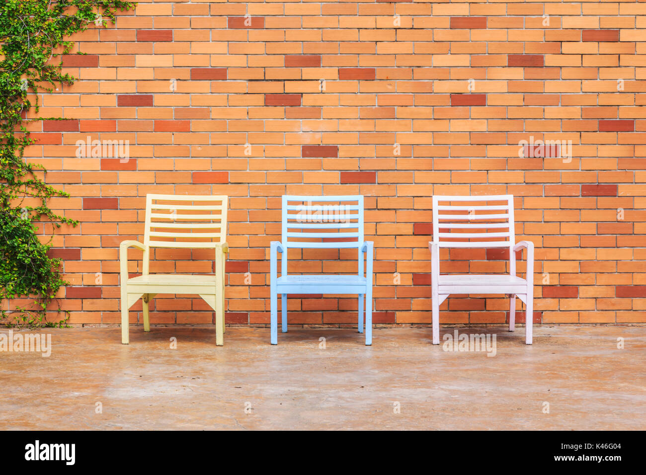 Red brick wall chairs hi-res stock photography and images - Alamy