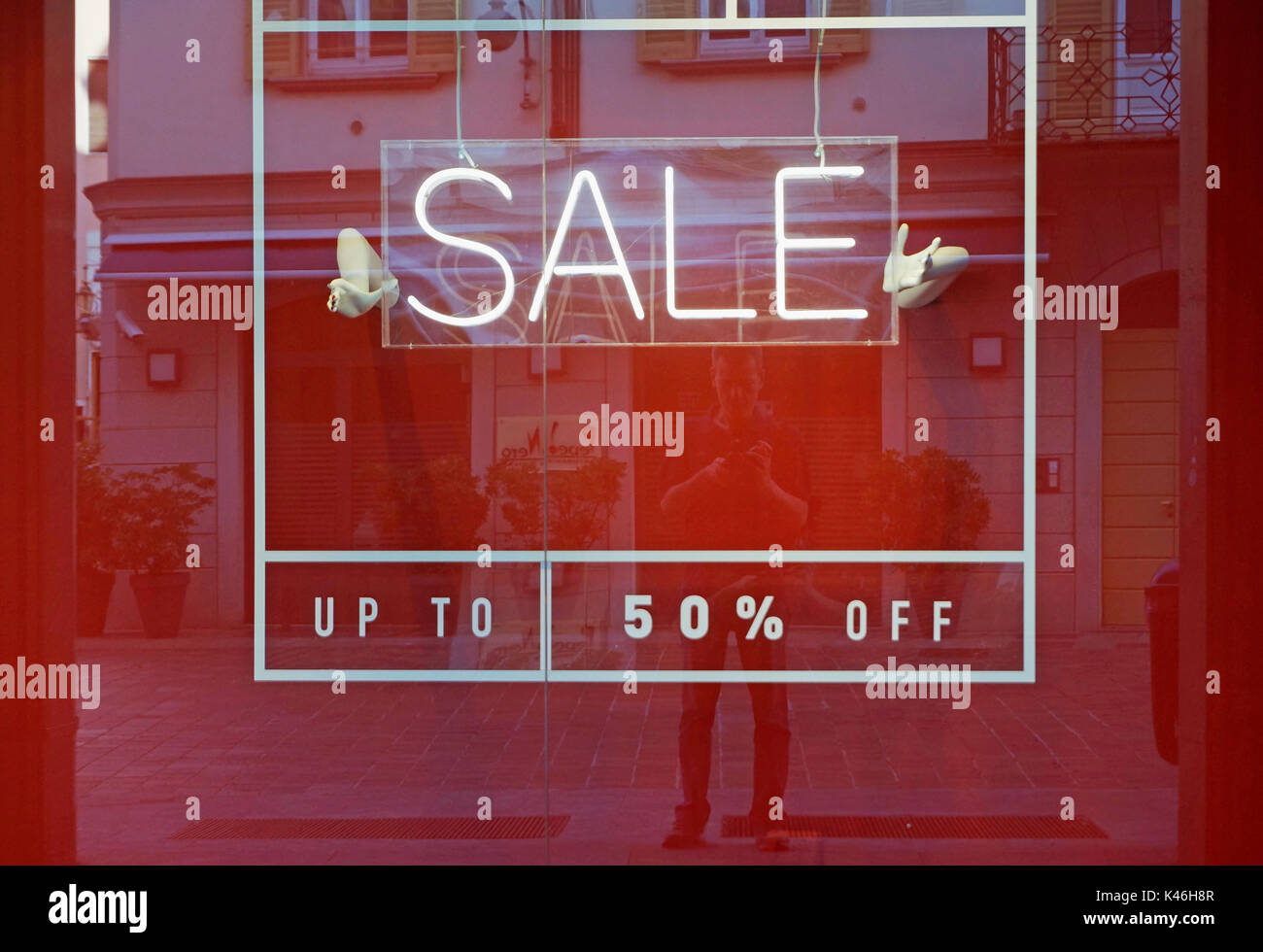 Empty shop window hi-res stock photography and images - Alamy