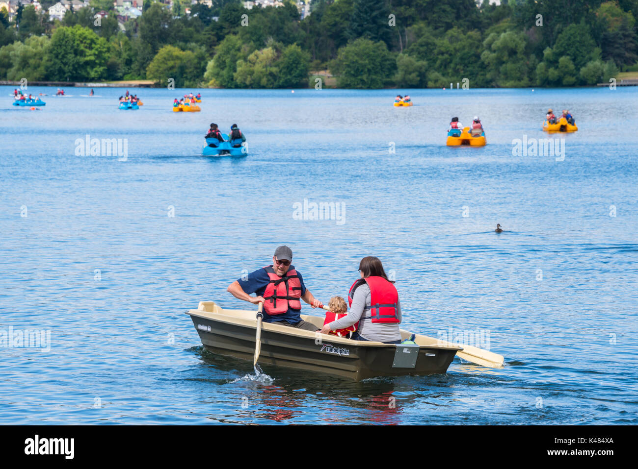 Row boat family hi-res stock photography and images - Alamy