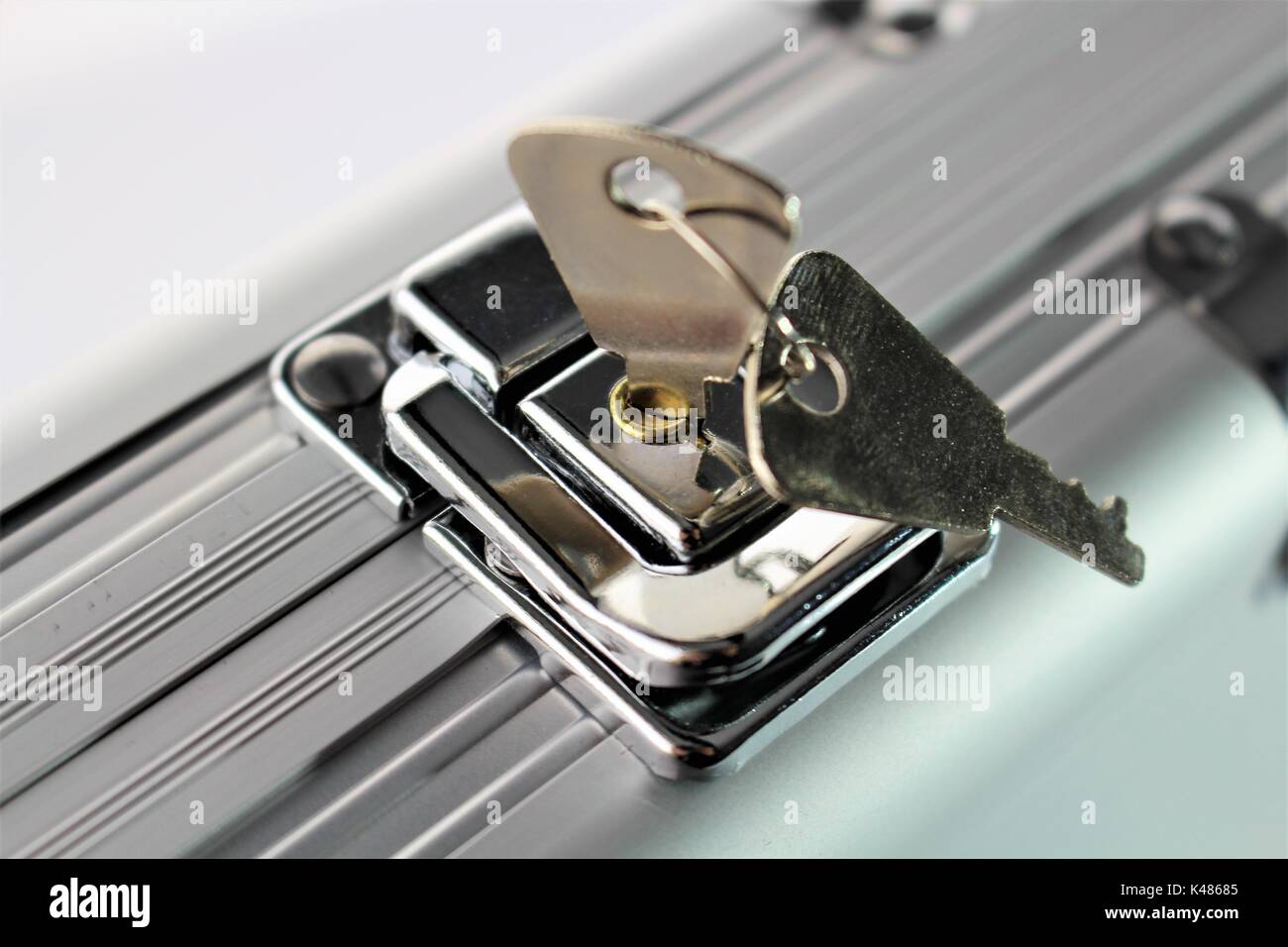 Vintage suitcase gold hi-res stock photography and images - Alamy