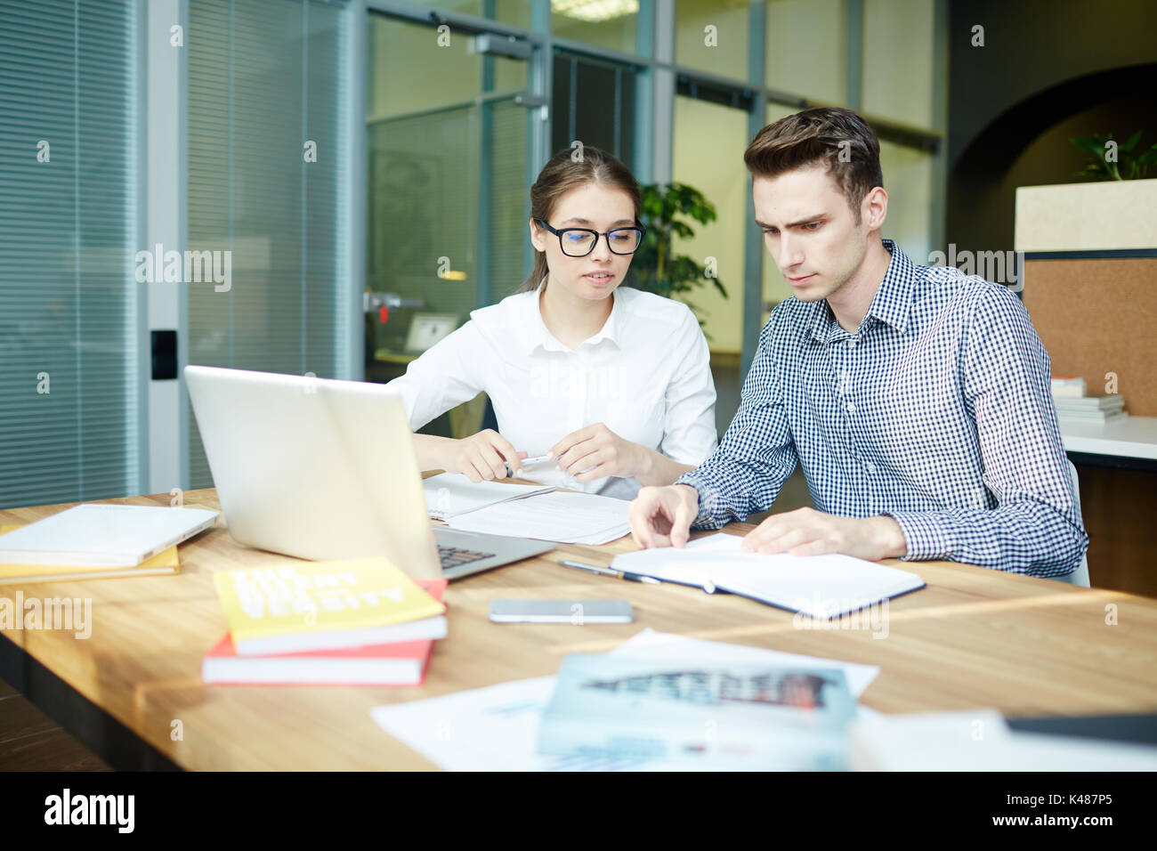 Group planning research hi-res stock photography and images - Alamy