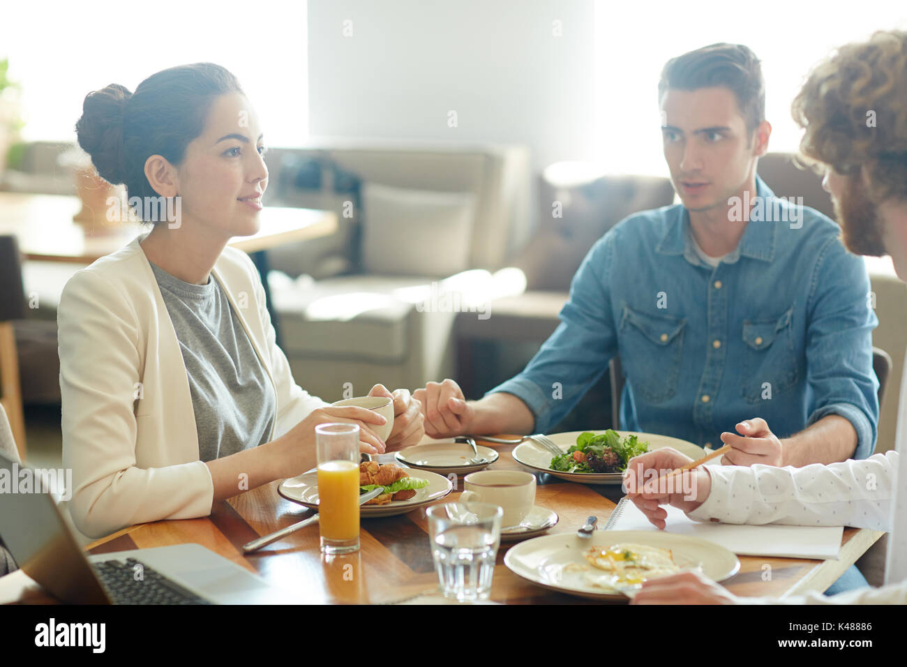Teamwork of colleagues hi-res stock photography and images - Alamy