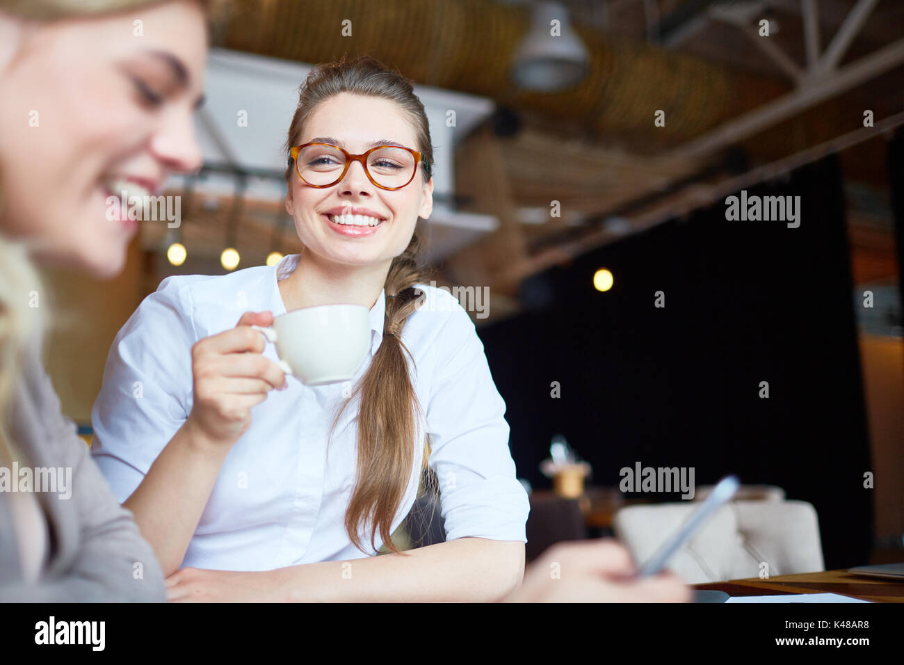 Conversation with friend hi-res stock photography and images - Alamy