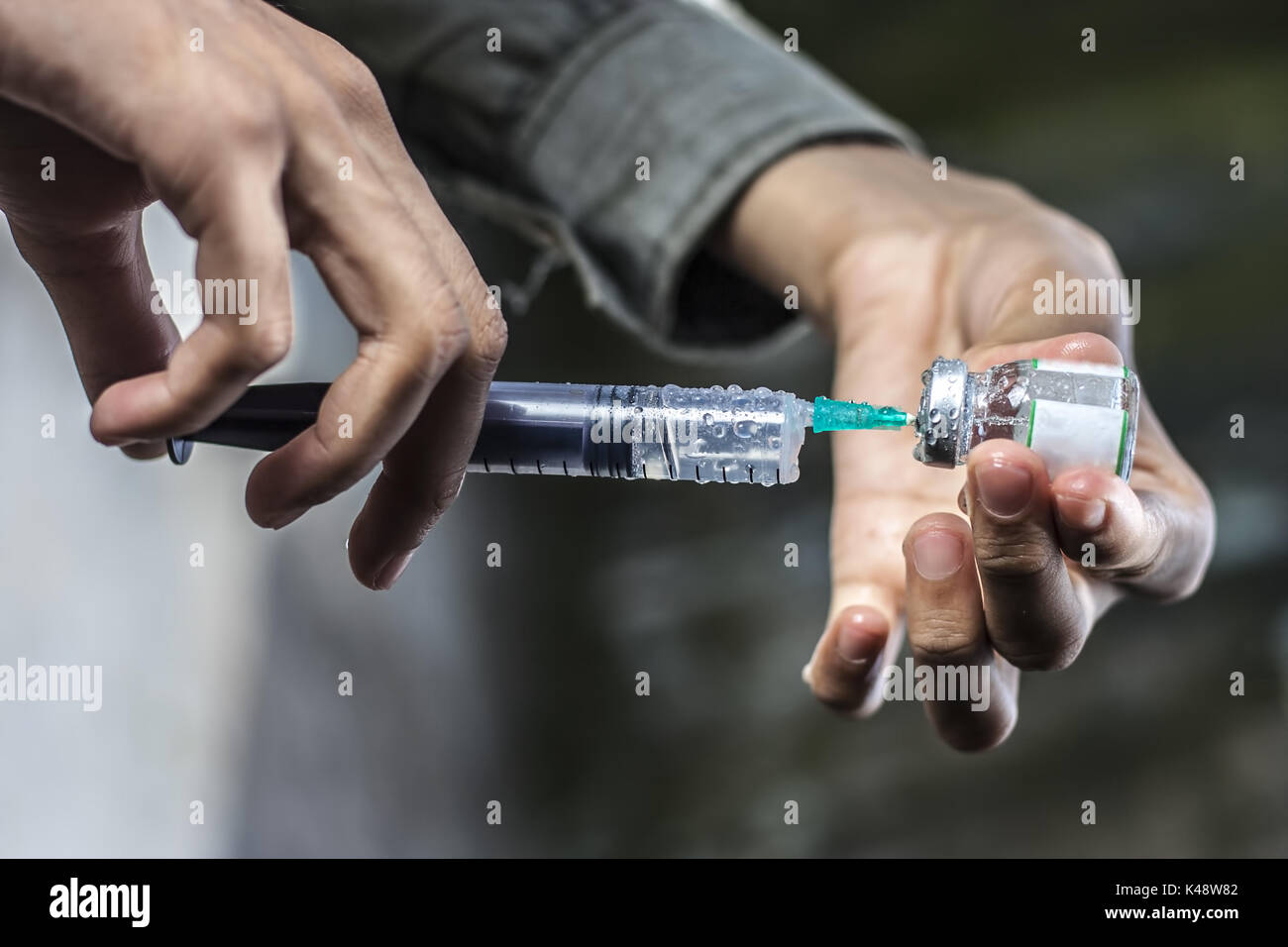 A hand holding injection syringe Stock Photo - Alamy