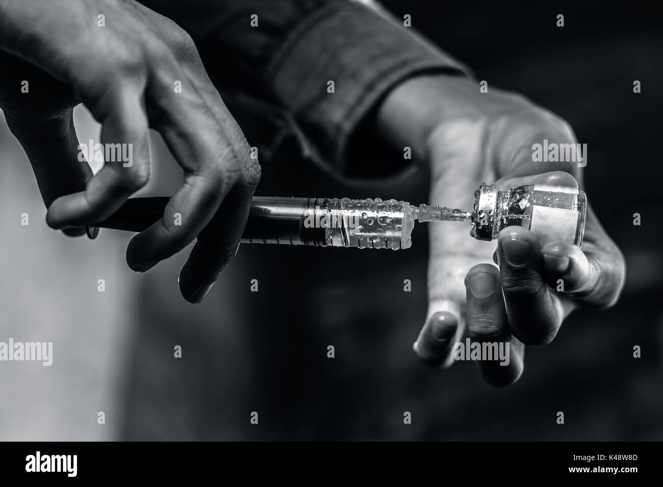 A hand holding injection syringe Stock Photo - Alamy