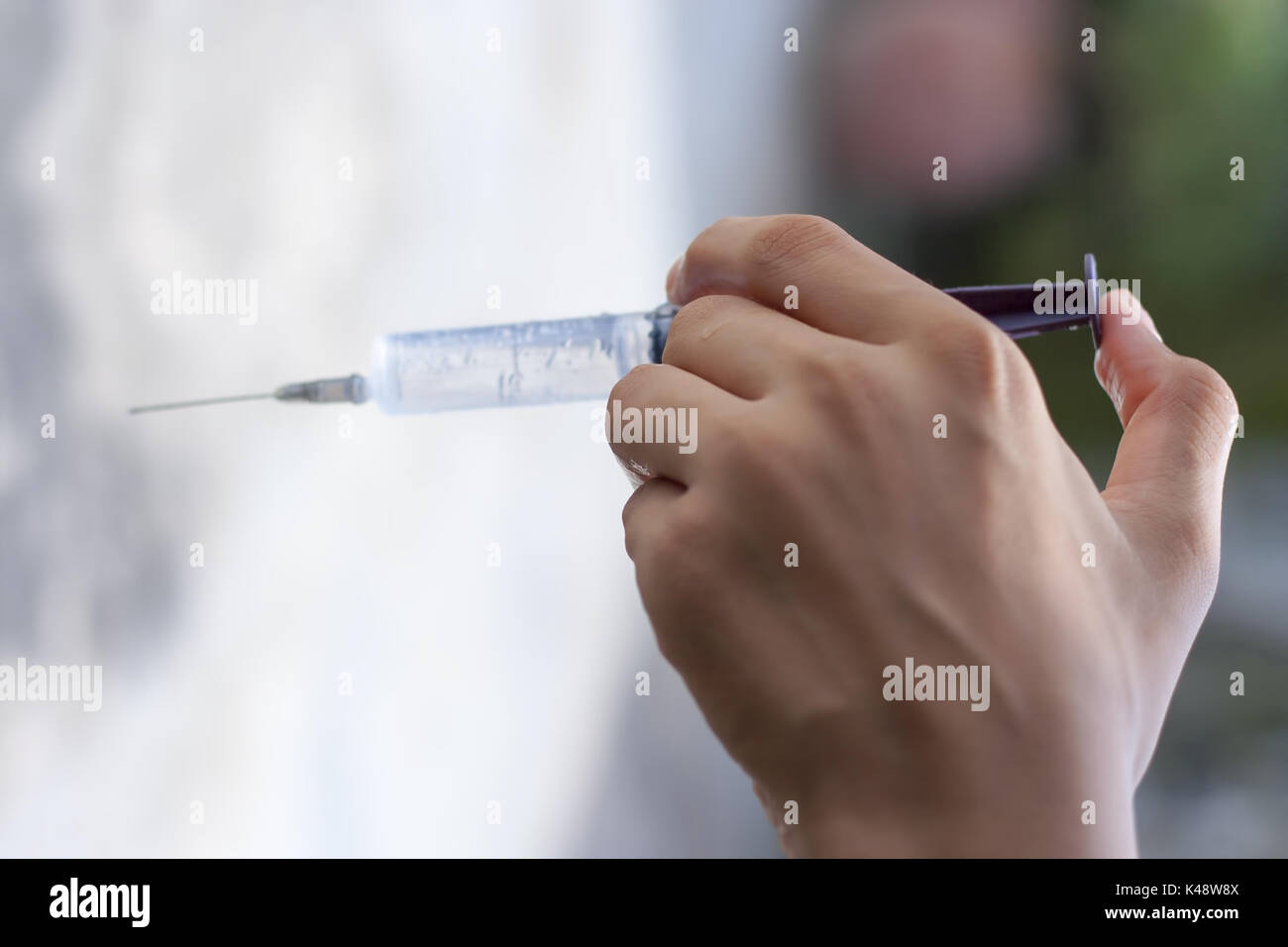 A hand holding injection syringe Stock Photo - Alamy