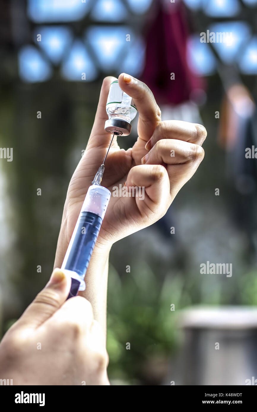 Nurse or doctor filling painkiller injection Stock Photo - Alamy