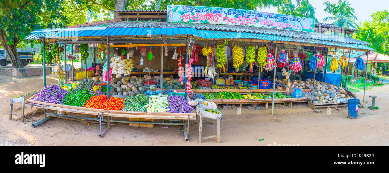 KUDA OYA, SRI LANKA - DECEMBER 2, 2016: Roads in Sri Lanka boast wide ...