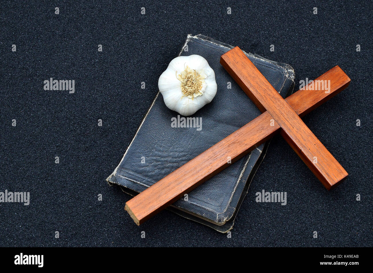 Vampire garlic cross hi-res stock photography and images - Alamy