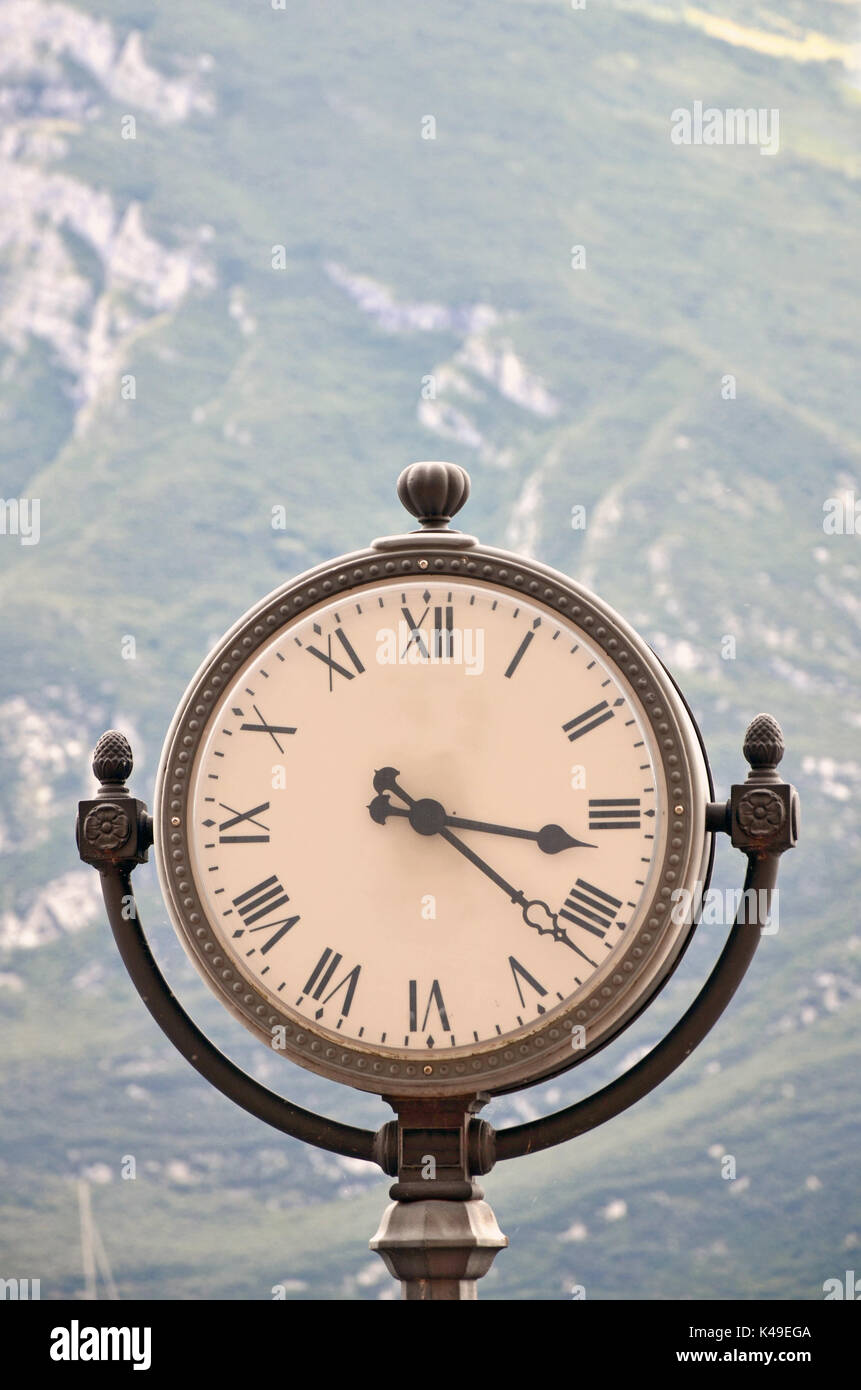 Digital alarm clock icon sign hi-res stock photography and images - Alamy