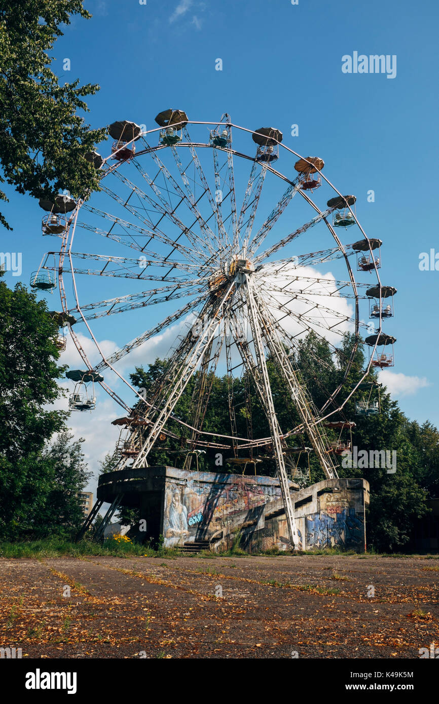 Old Amusement Park Ferris Wheel Old Ferris Wheel Stock Photo 4107850