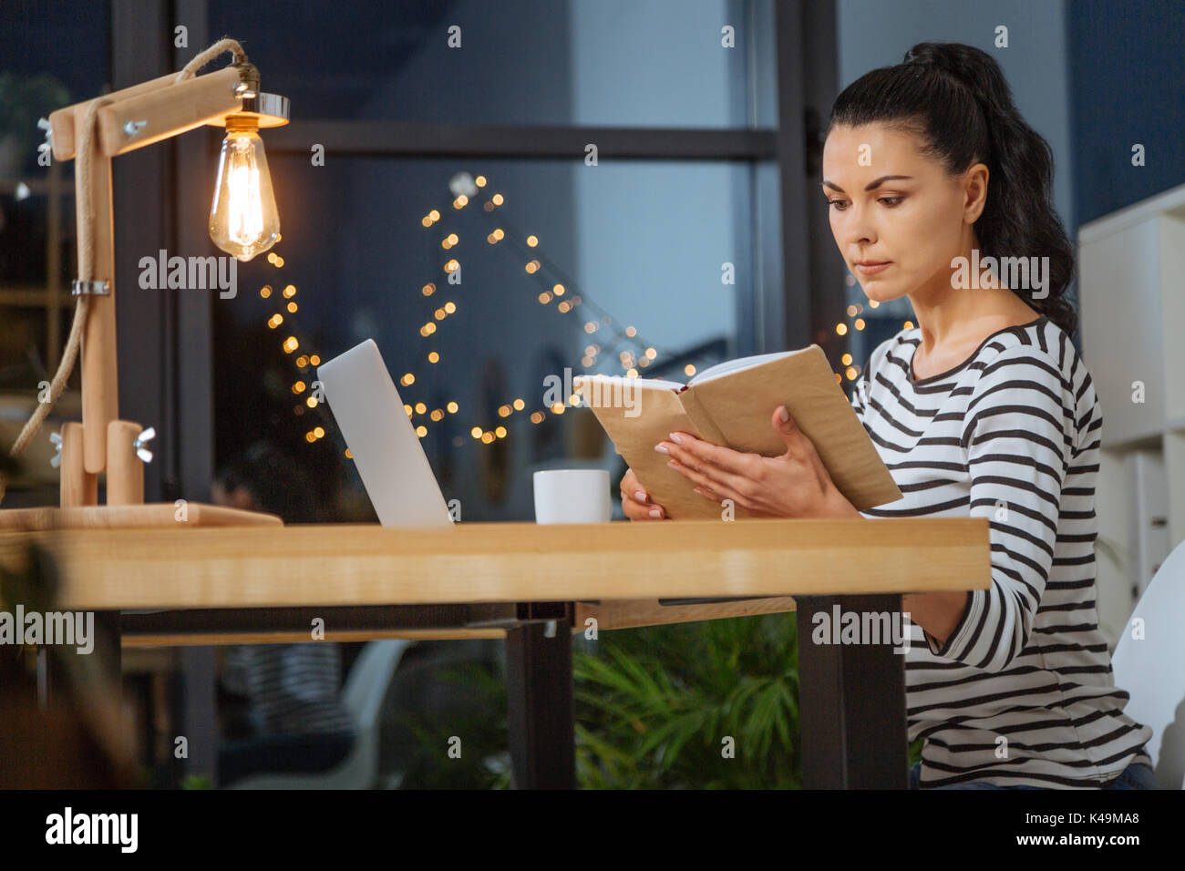 Attractive young woman reading notes Stock Photo - Alamy